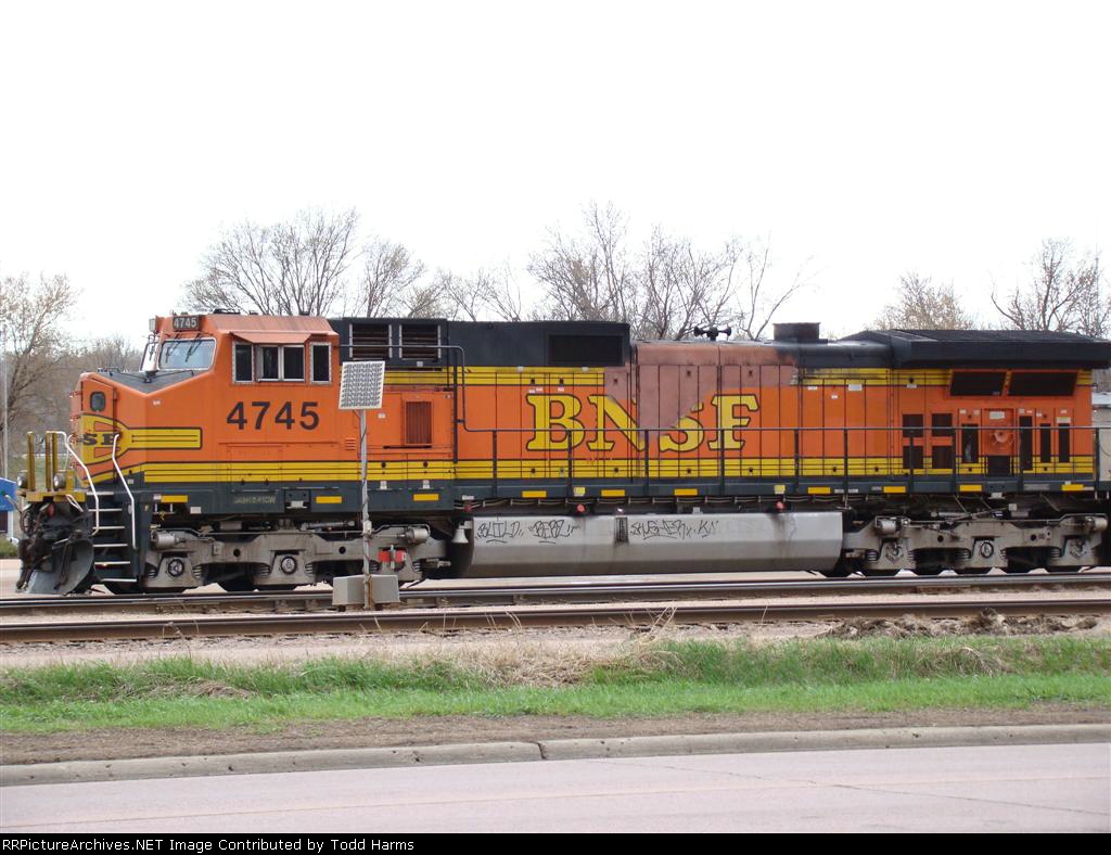 BNSF 4745